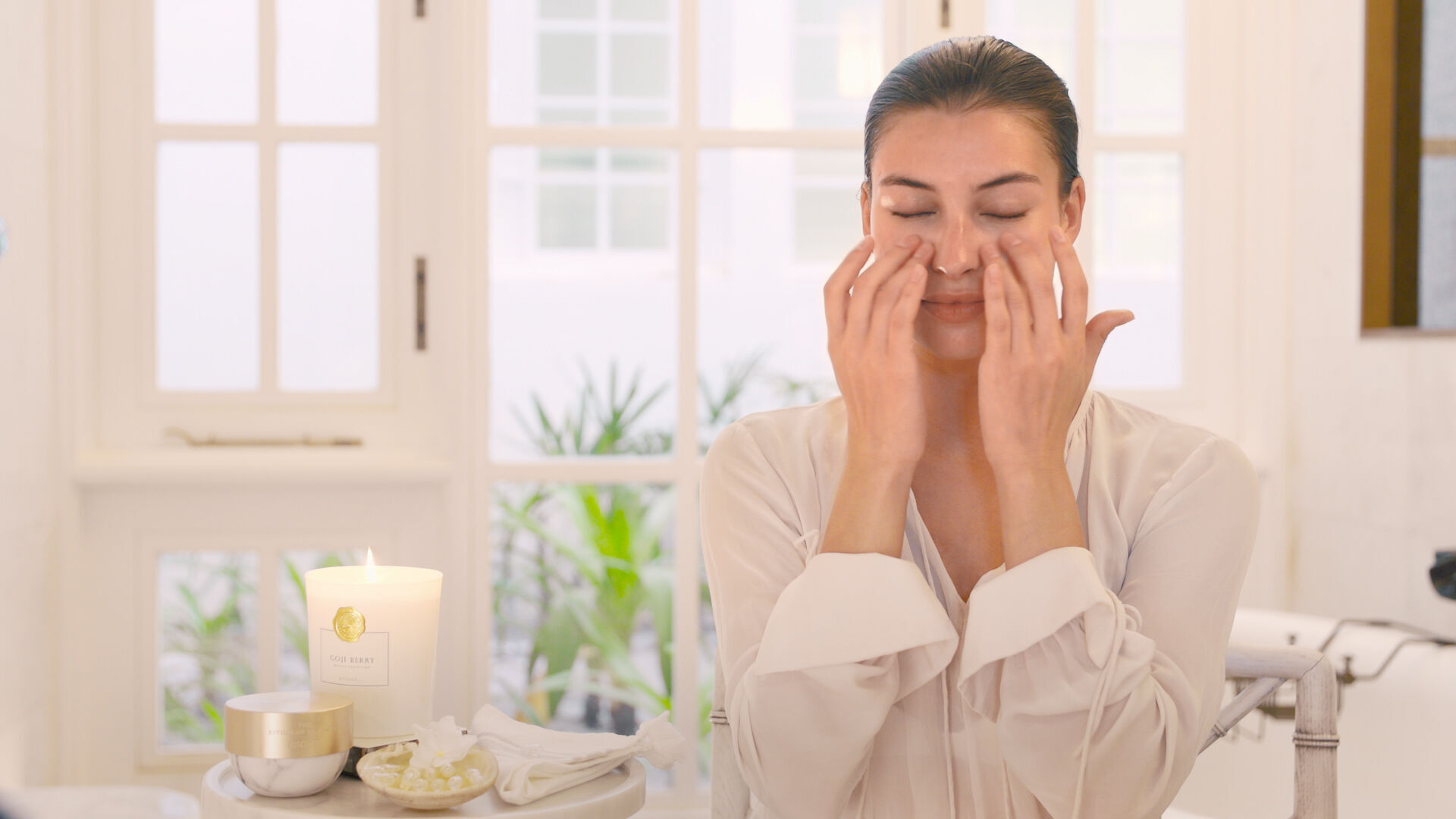 Facial tapping: the best massage for your complexion | Rituals Thailand